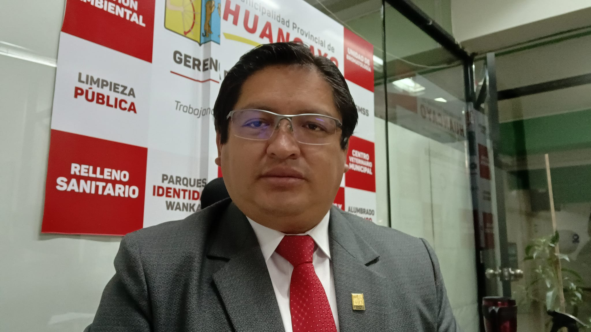 Gerente Chamorro se parcializa y no retira afiches de su amigo Dennys Cuba